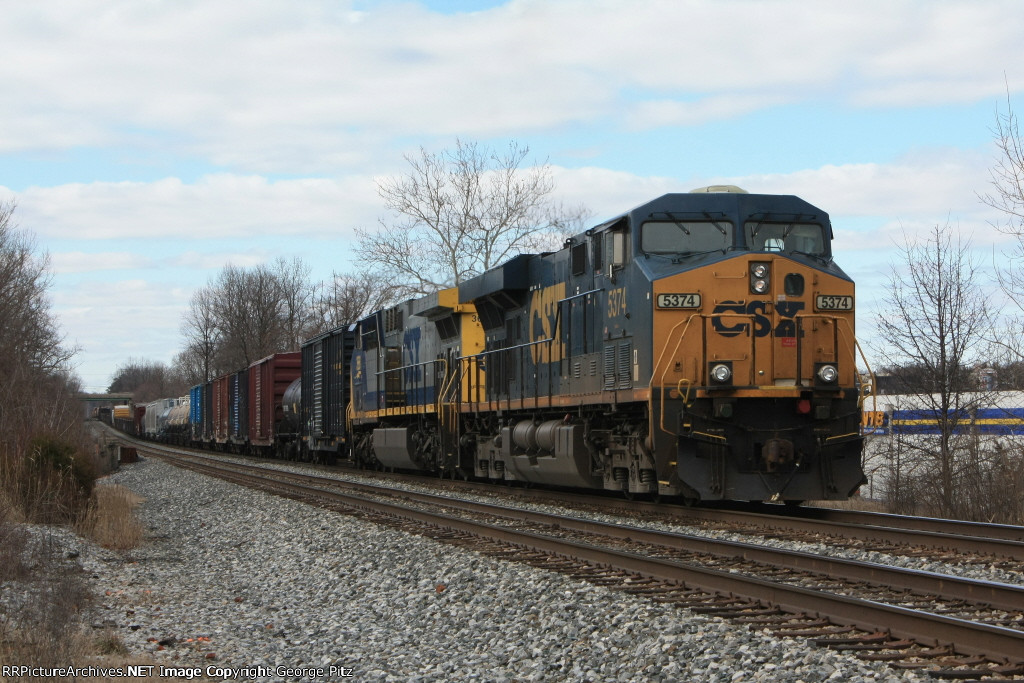 CSX 5374 and train Q410